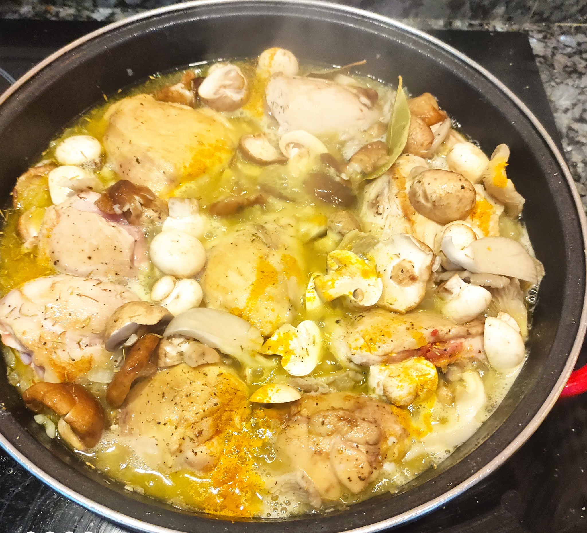 Pollo guisado con setas variadas