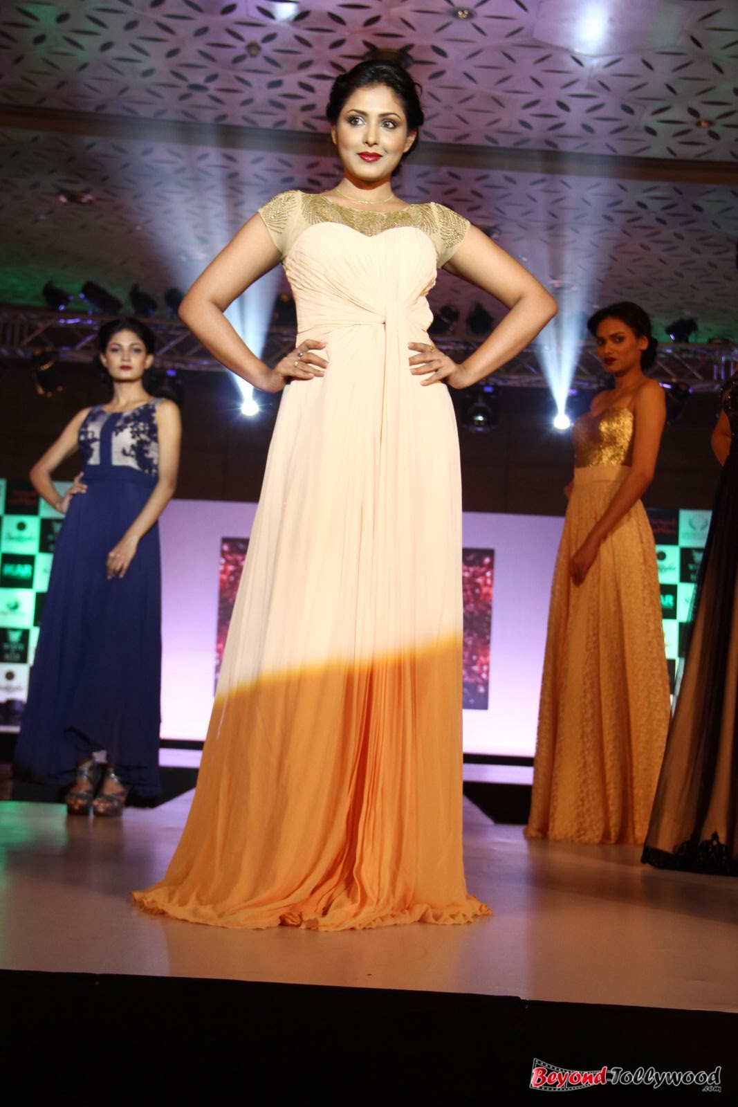 spicyimg: Madhu Shalini New Ramp Walk Stills