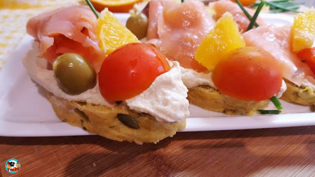 Pinchos de salmón con pan encurtido - ¡Huele Bien!