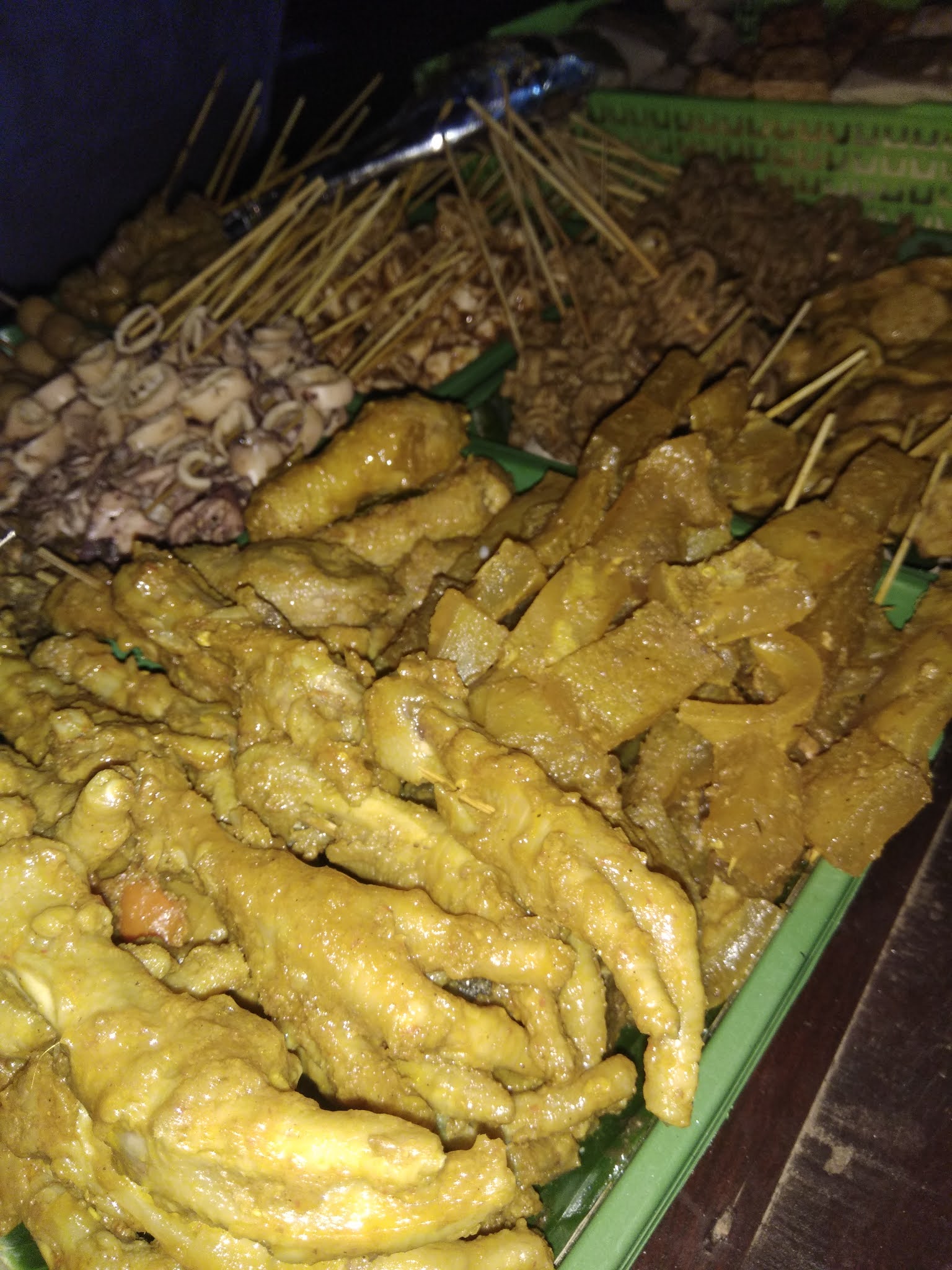 Spesial makanan sate sundukan, nasi kucing (sego kucing) dan minuman ...