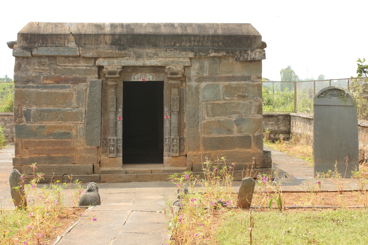 Journeys across Karnataka: Pranavesvara Temple and Inscribed Pillar ...