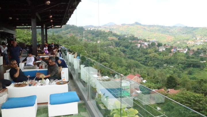 Skyline Best View Resto, Resto di Dago Pakar dengan Stunning View