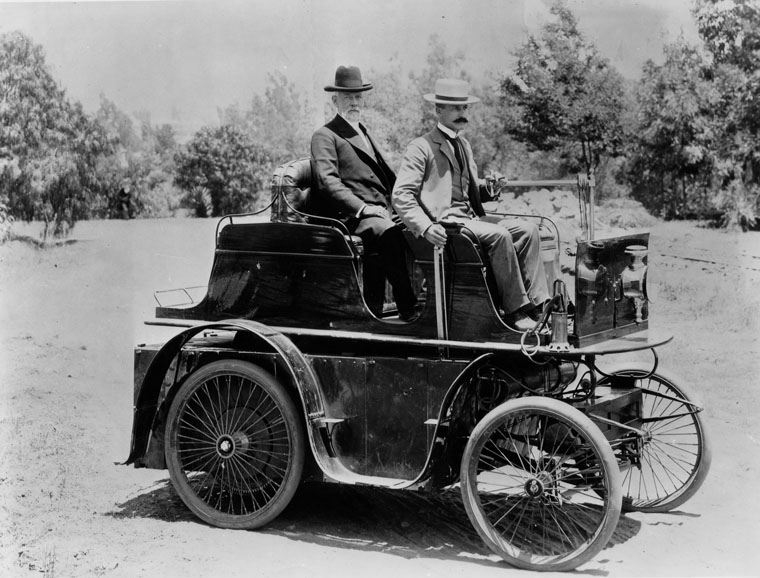 Early Automobiles – 26 Historic Vintage Photos Captured People Driving ...