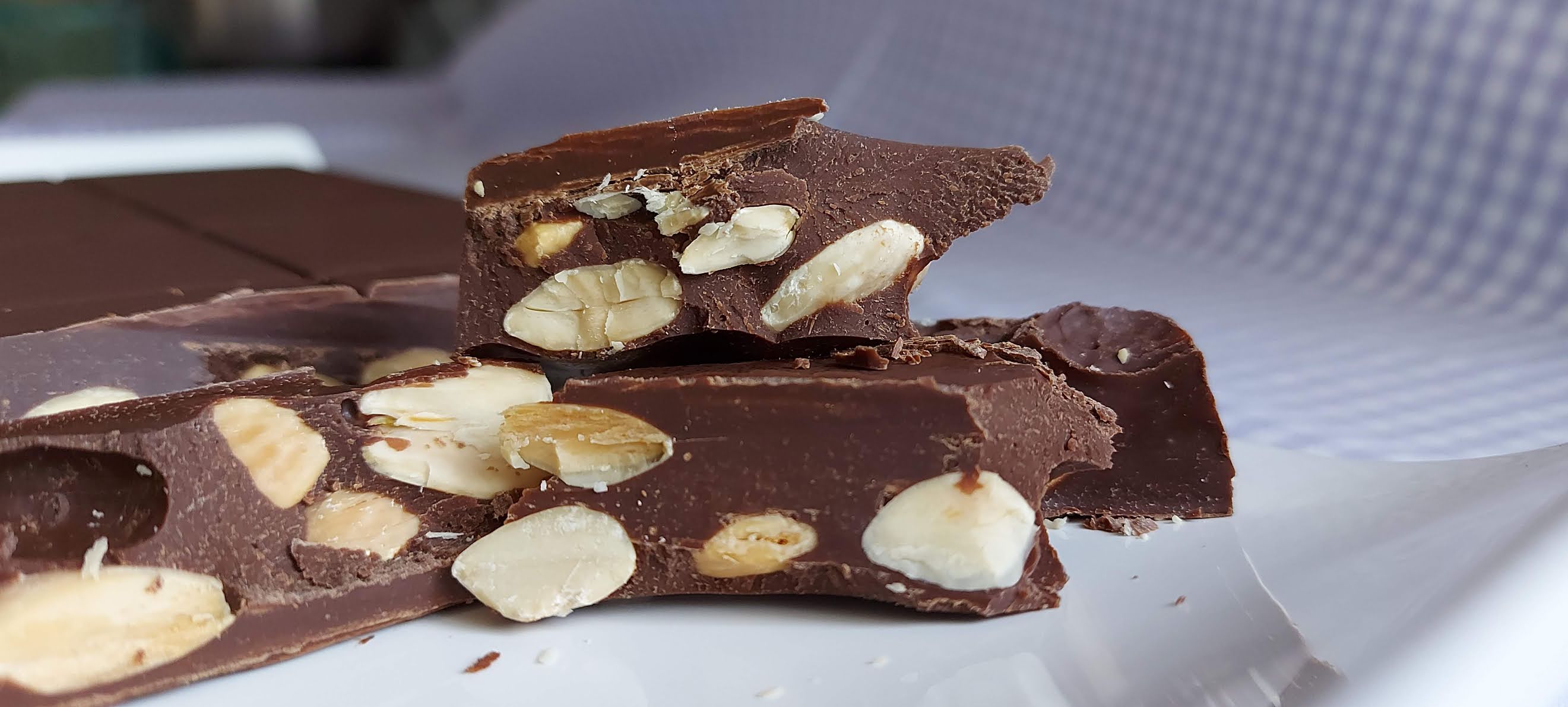 TURRÓN DE CHOCOLATE CON ALMENDRAS