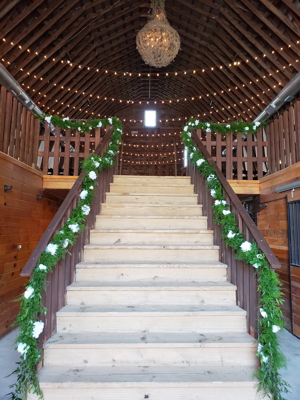 Knot Your Average BLOG: Rustic Barn Overflowing with Love