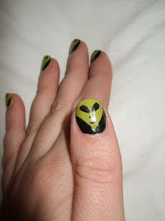Oooooh Pretty: Halloween Alien Nail design