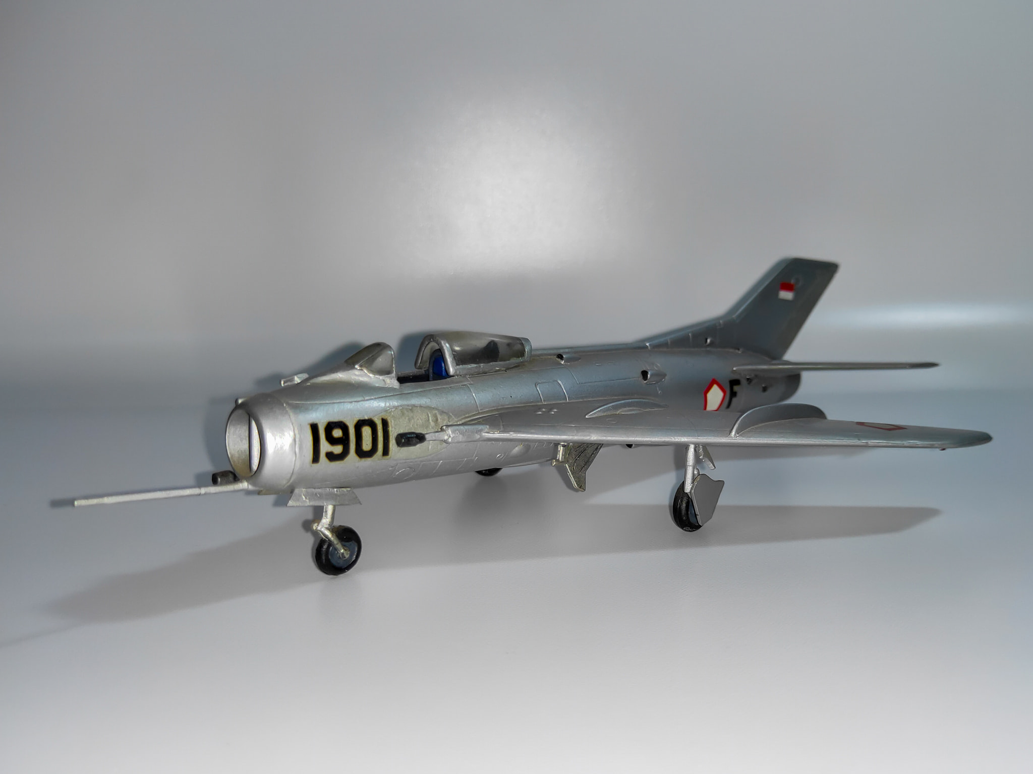 AIRPLANE SCALE MODELKIT: MIKOYAN GUREVIG Mig-19