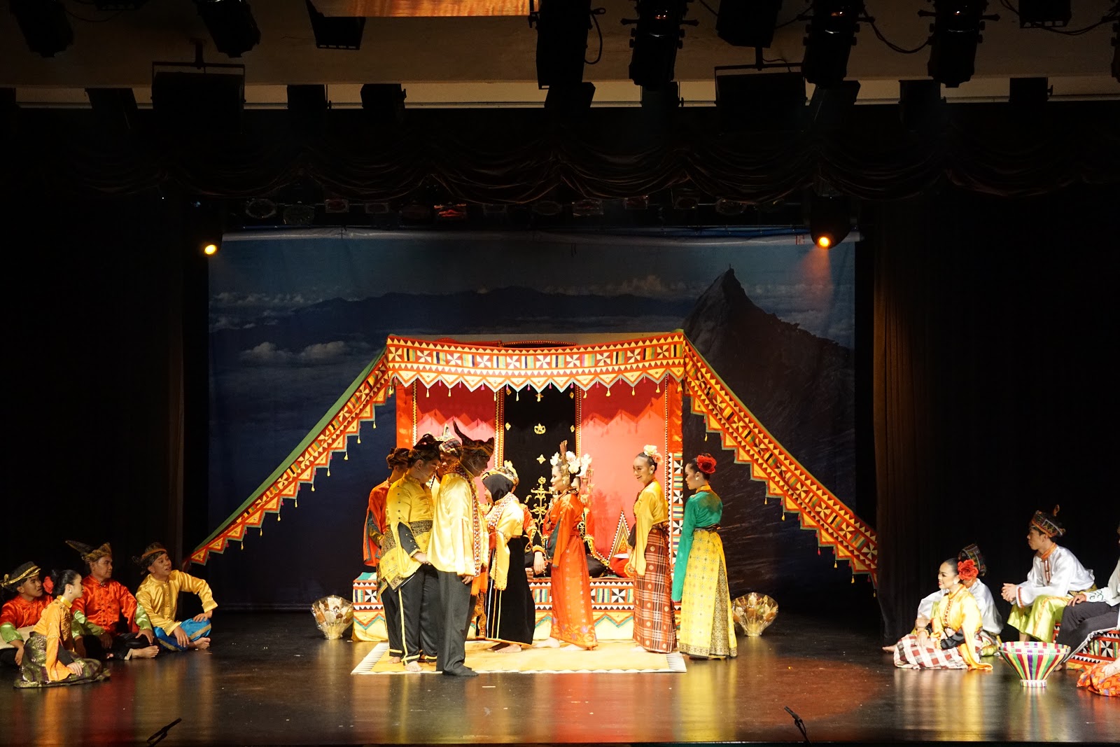 PERSEMBAHAN TARIAN ETNIK SABAH TITIK MENGALAI SEMPENA PANGGUNG SENI ...