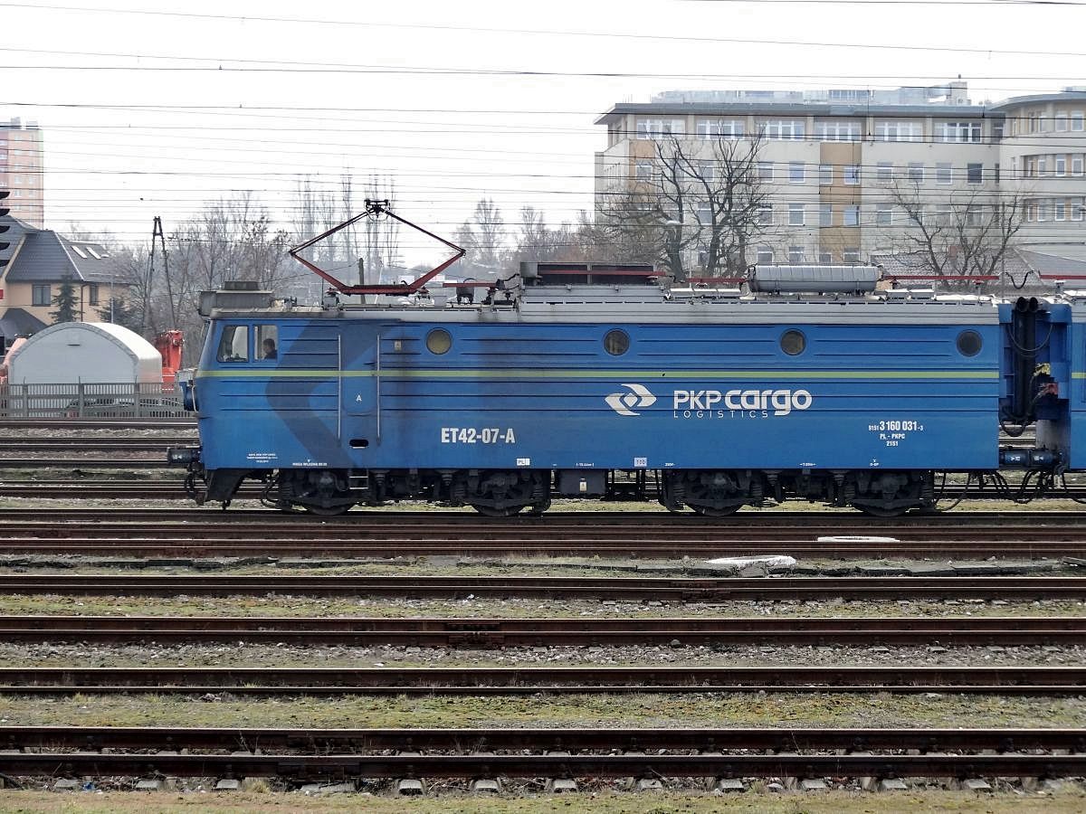 ET42-007 czyli ET42-07 na pustej stacji Kielce Herbskie | Kolejowe Kielce
