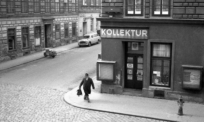 Intriguing Vintage Black-and-White Photos of Life in a Pre-Cold War ...