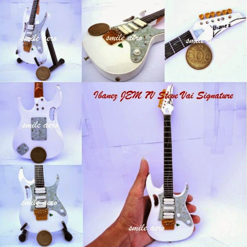 The Pedestrian: Miniatur Gitar