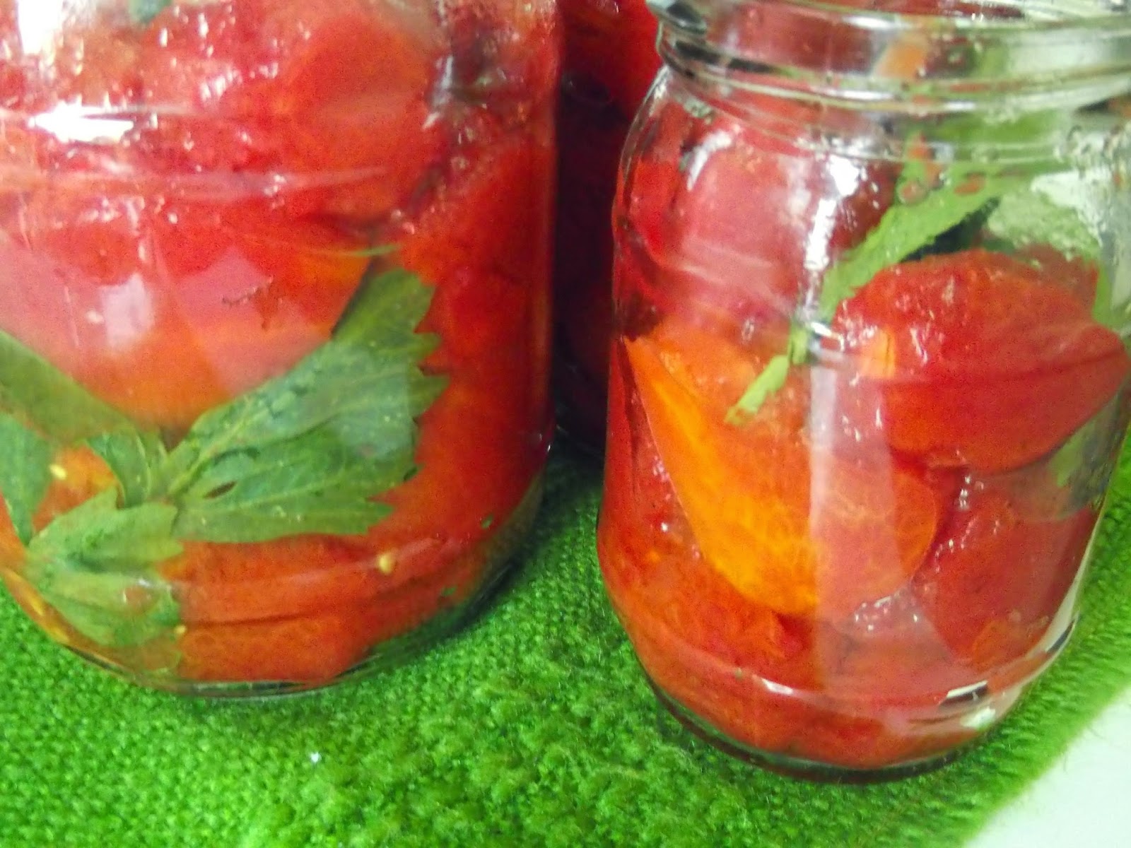 Hellena ...din bucataria mea...: Rosii decojite - in suc propriu