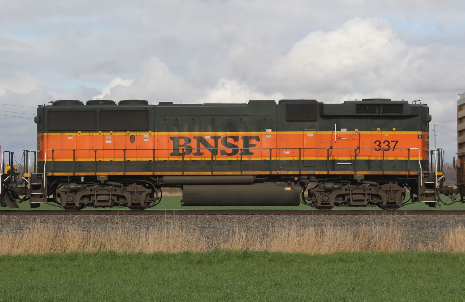 Railfan in Sumas, WA: sunny, BNSF engines 2293/GP38-2, slug 337/GP60B and 3924/GP39-2, 11:45am ...