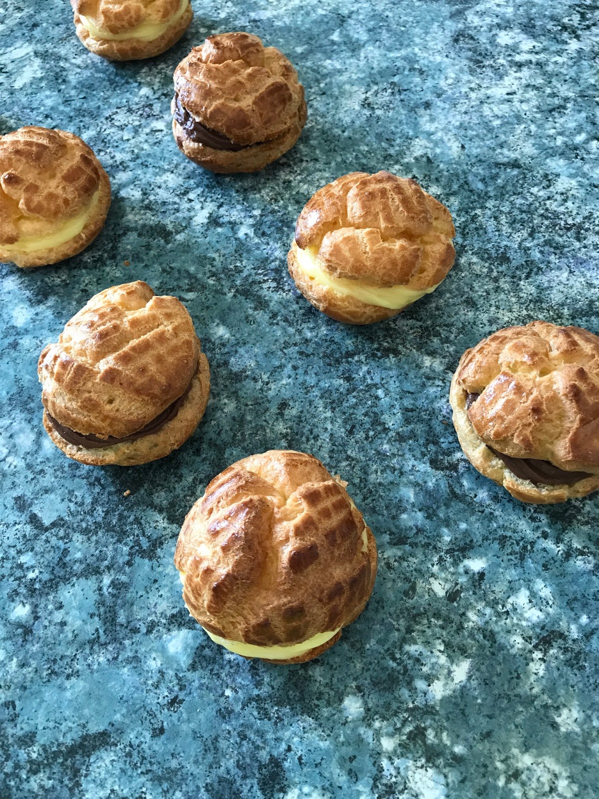 Duo de choux vanille et chocolat