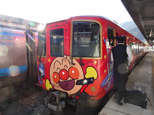 琵琶湖のほとり: Anpanman Train（アンパンマン列車）