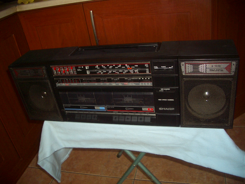 МАГНИТОЛиЯ - бумбоксы, магнитофоны и магнитолы!: Sharp WF-372H(BK). Бедненько, но чистенько.