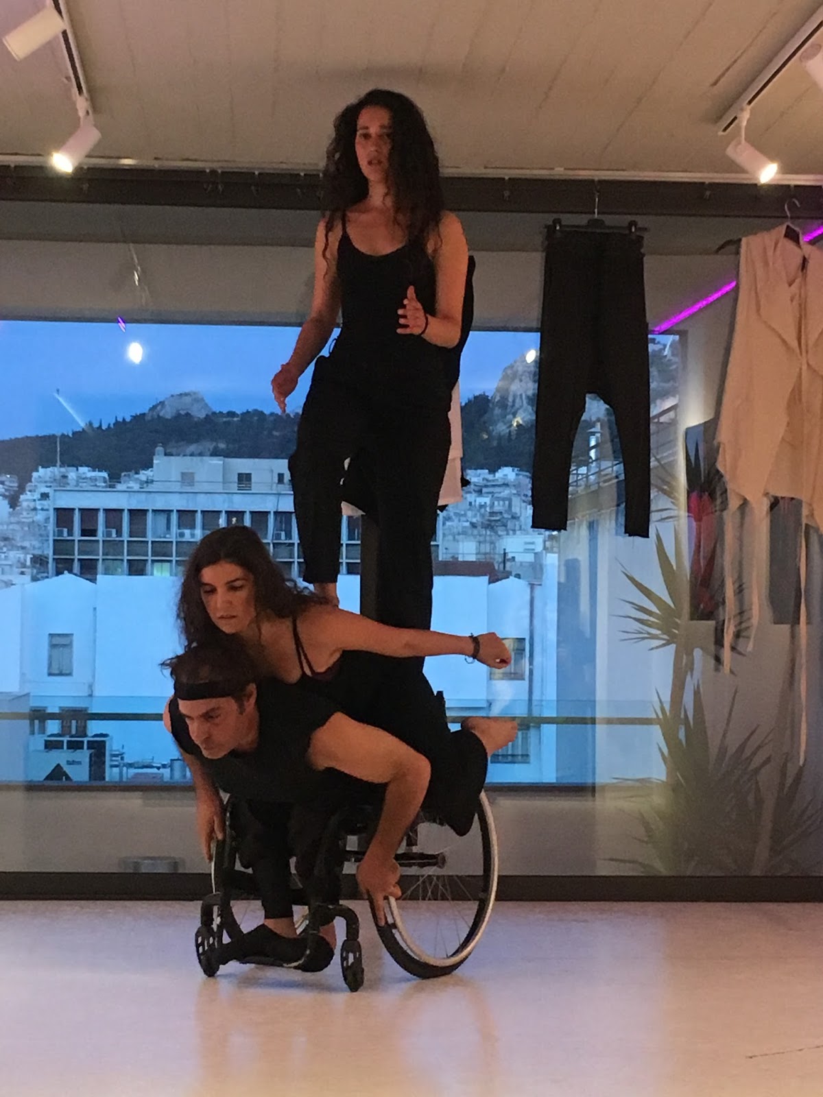 Με Άλλα Μάτια : ΕΝΑ "ΔΩΜΑΤΙΟ" ΓΕΜΑΤΟ ΤΕΧΝΗ ΓΙΑ ΟΛΟΥΣ!