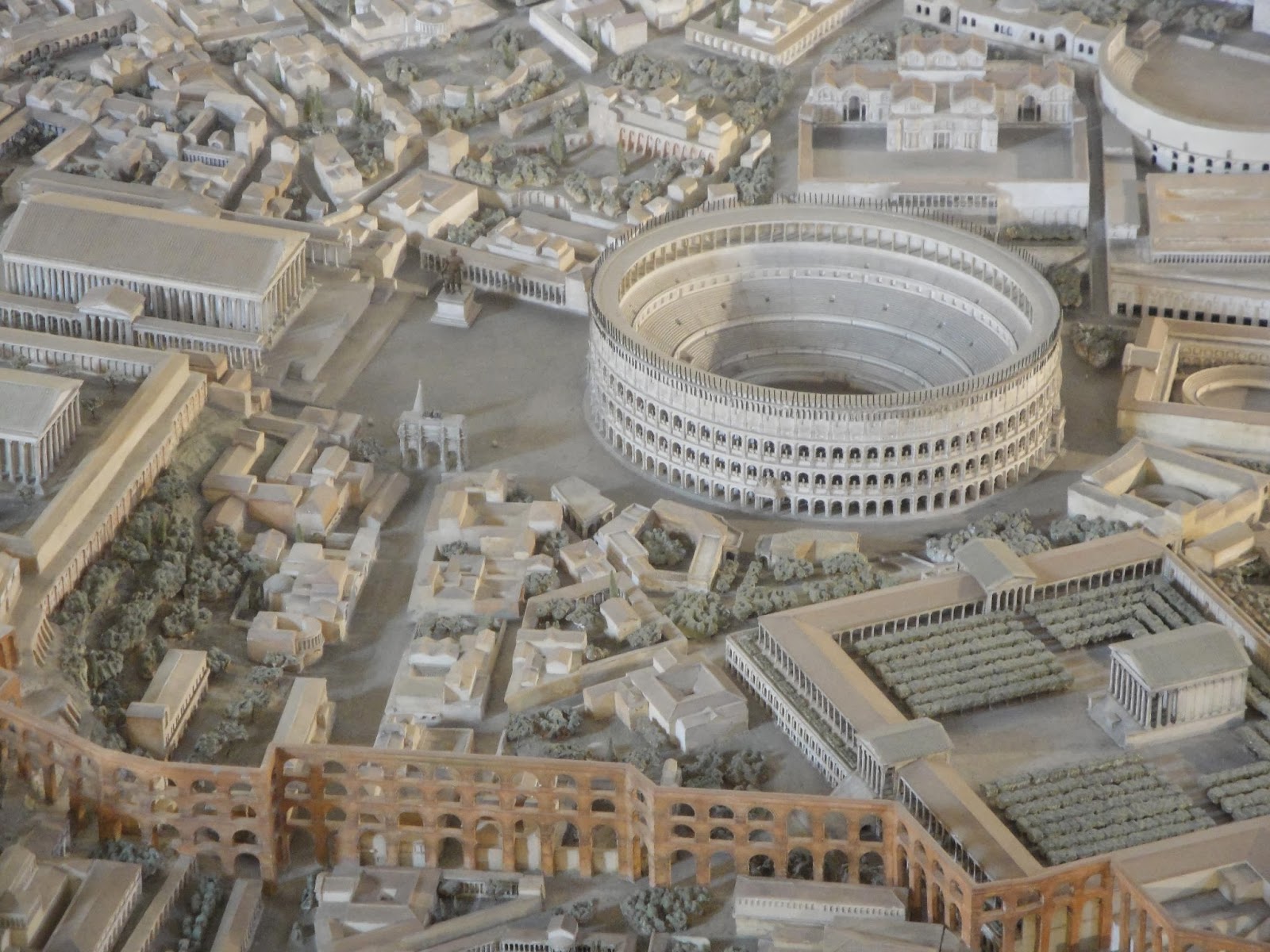 Senatus Populusque Romanus: Галерия