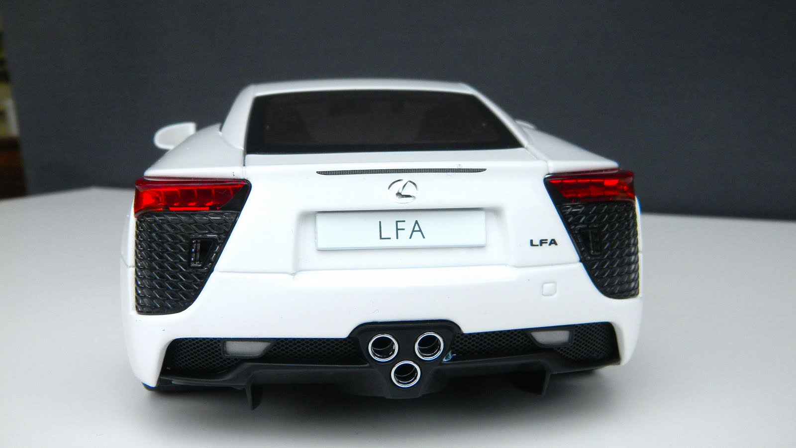 118 MODELS: Autoart 1:18 Lexus LFA