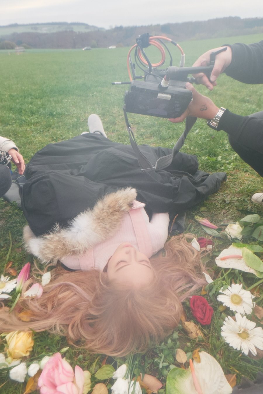 See the behind the scene pictures from Jessica's 'Wonderland' MV ...