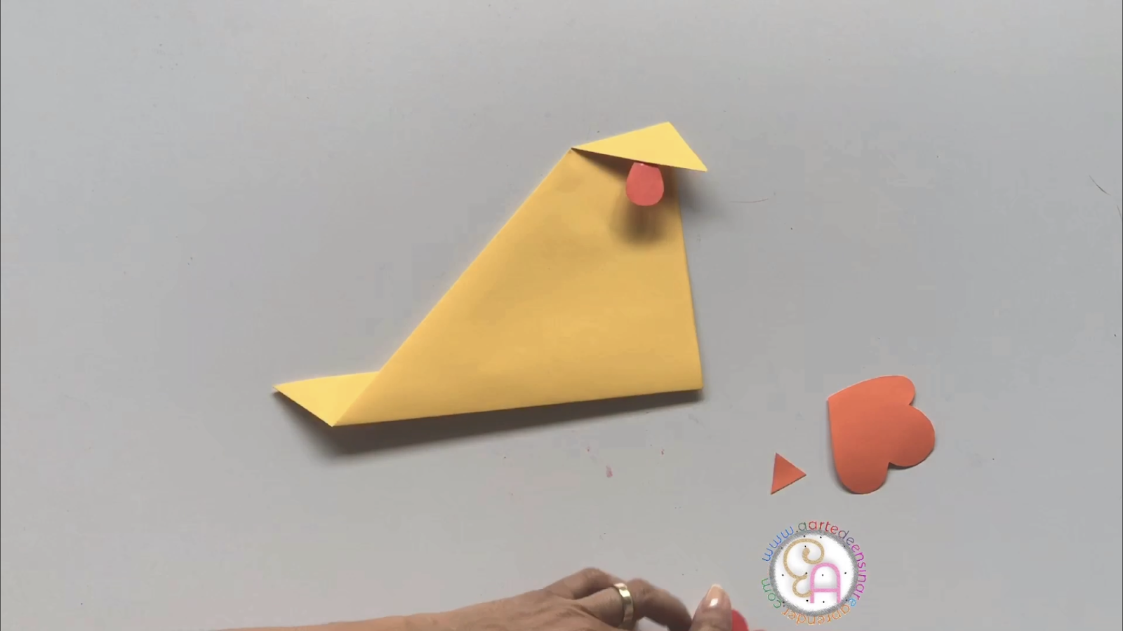 ARTE MANUAIS - DOBRADURA DE PAPEL (GALINHA) - A Arte de Ensinar e Aprender