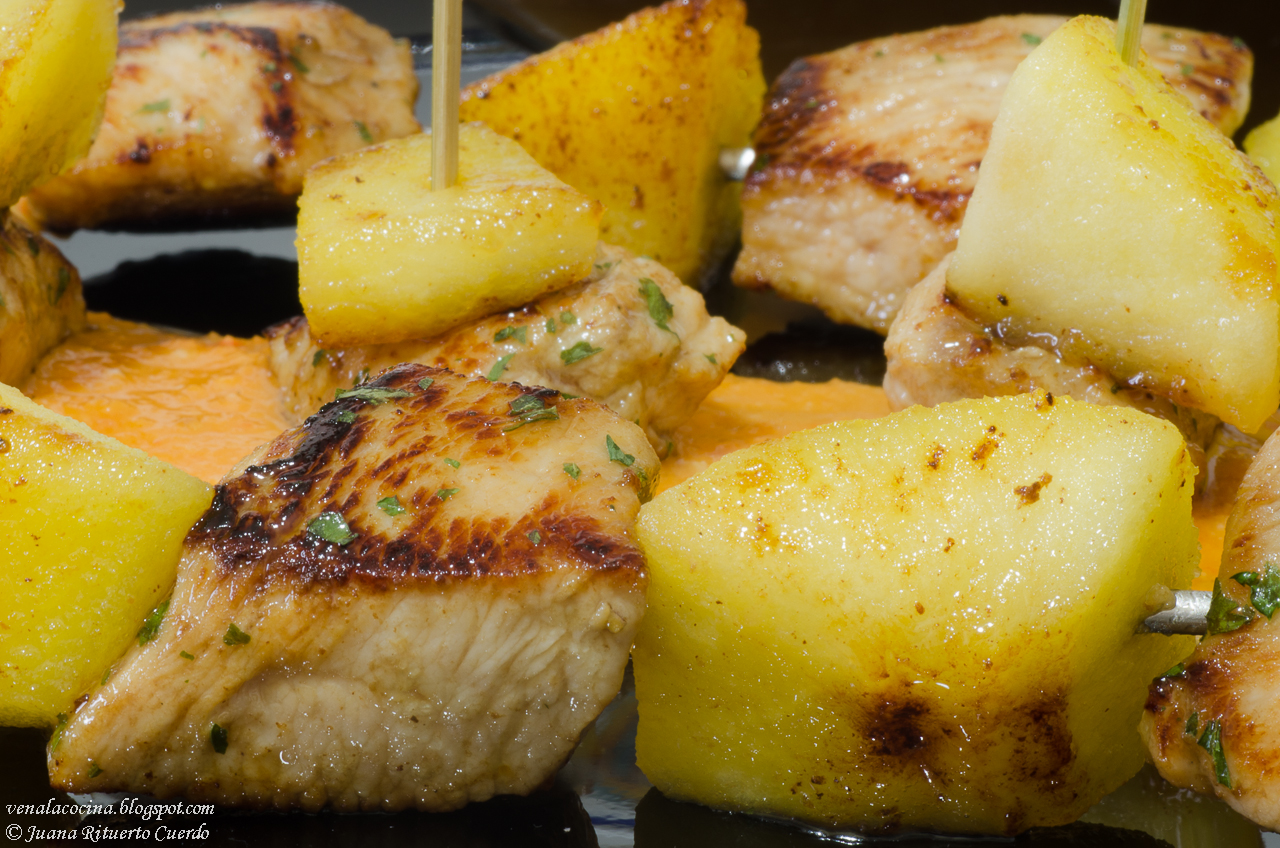 Brocheta de pollo y manzana con salsa romesco