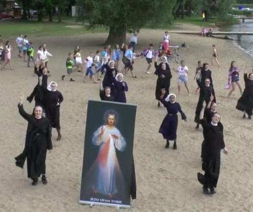 Wow Dancing Divine Mercy Nuns Flash Mob on Beach for #WorldYouthDay ...