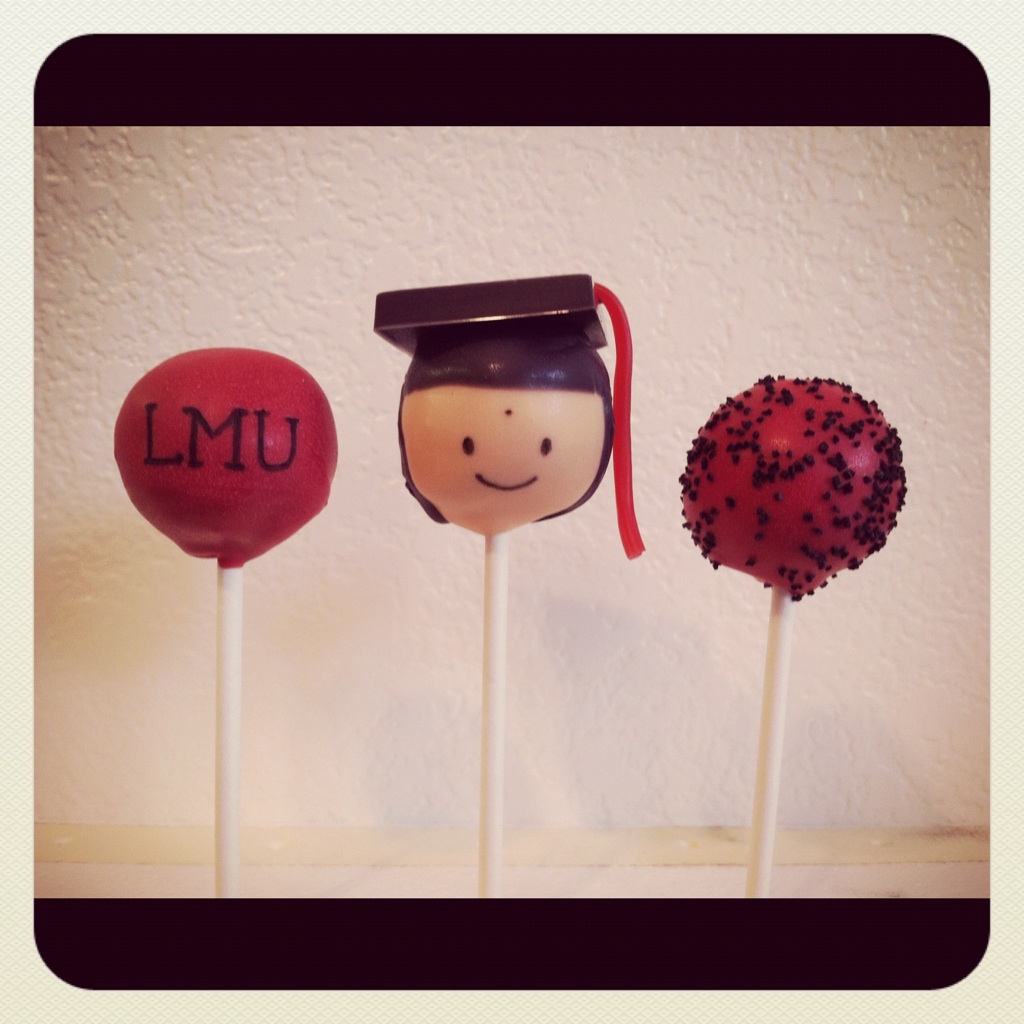 vypassetti cake pops: LMU Graduation