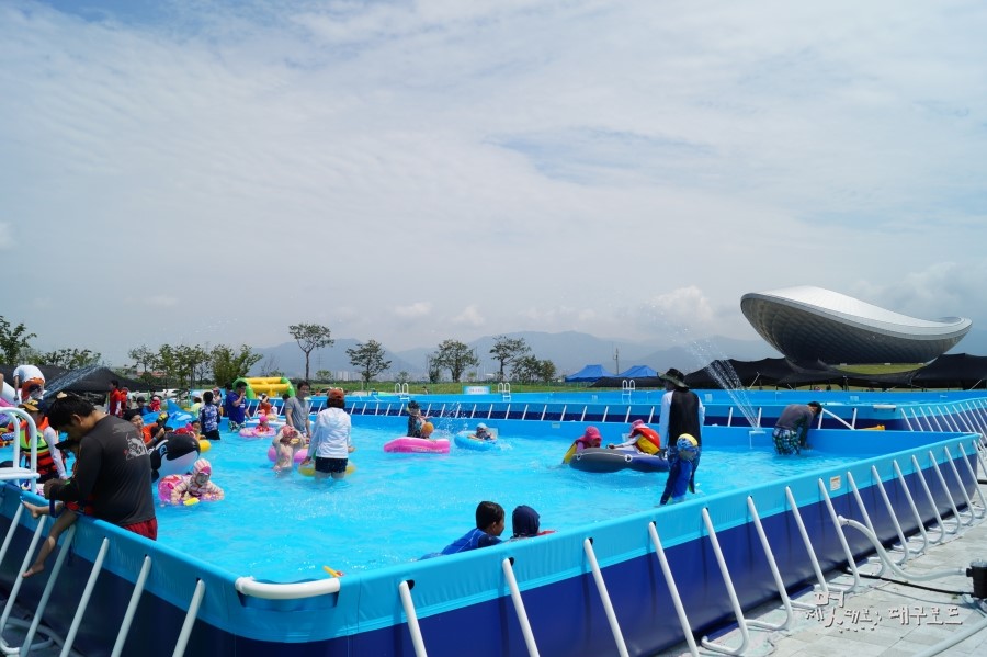 Outdoor Swimming Pools in Korea - Summer Pool Party at Hotel Inter ...
