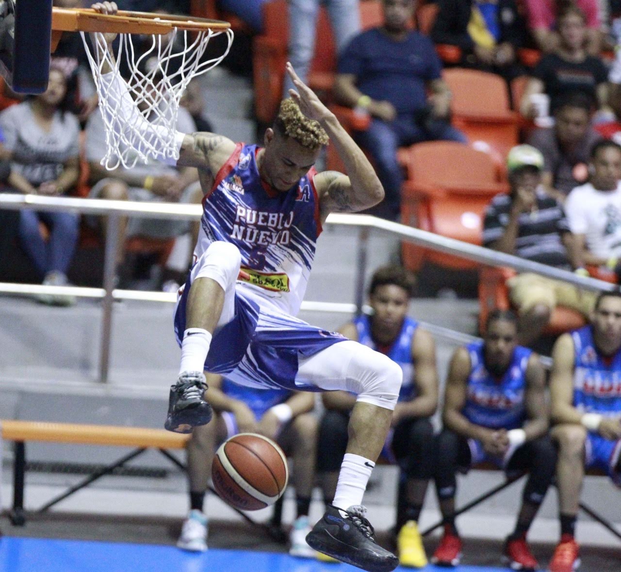 LO QUE PASO HOY: LA BAHIA COMANDA BASKET SANTIAGO DE LA MANO DE LIZ