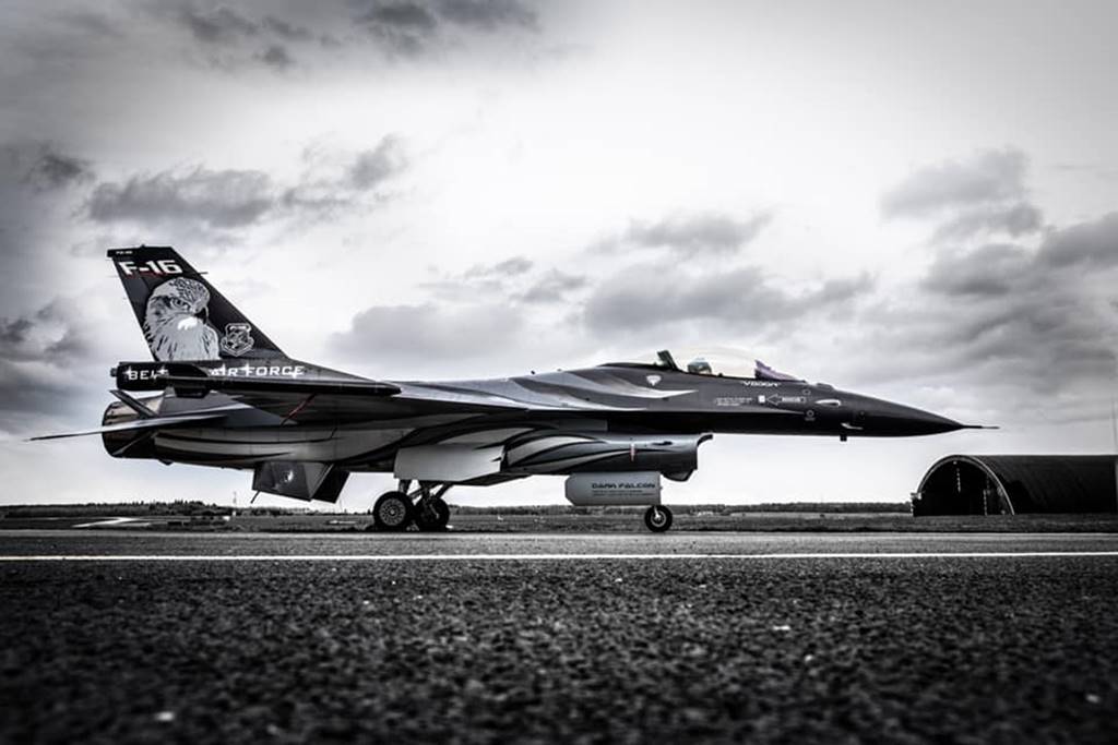 BAF F-16 Demo Team unveils the new livery of its Dark Falcon demo jet ...