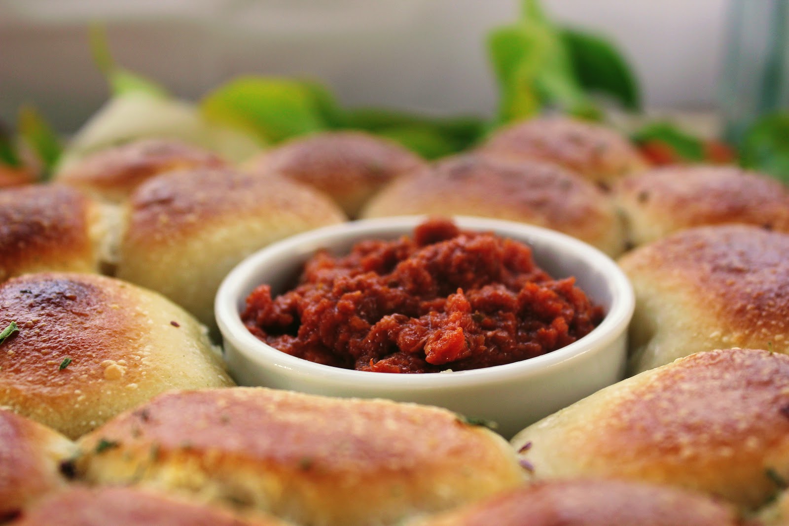 Corona de Pan con Pesto Rojo - Cocinando con las Chachas