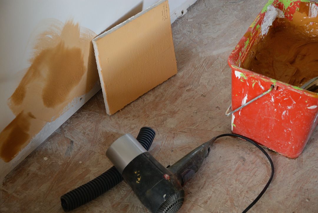 paille en diois: enduit chaux salon/dalle/badigeons