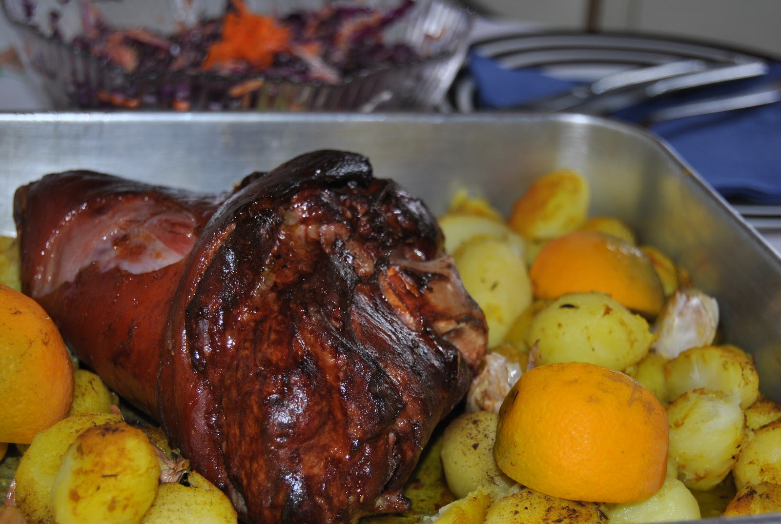 Cozinha de Ramona: Picior de porc la cuptor cu cartofi si salata Coleslaw