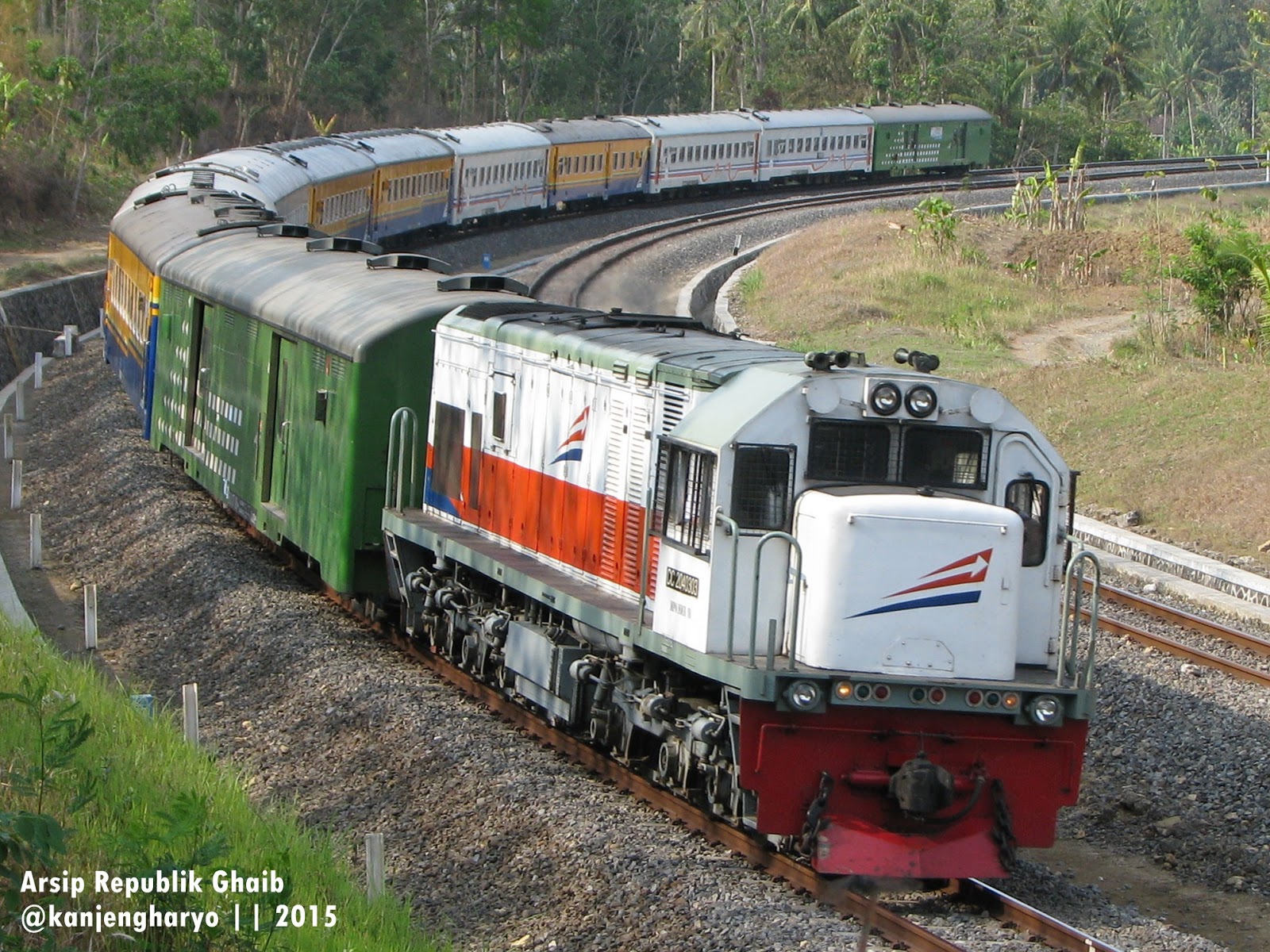 Kereta Api Indonesia: Lokomotif CC204 Menarik Rangkaian Panjang KA ...