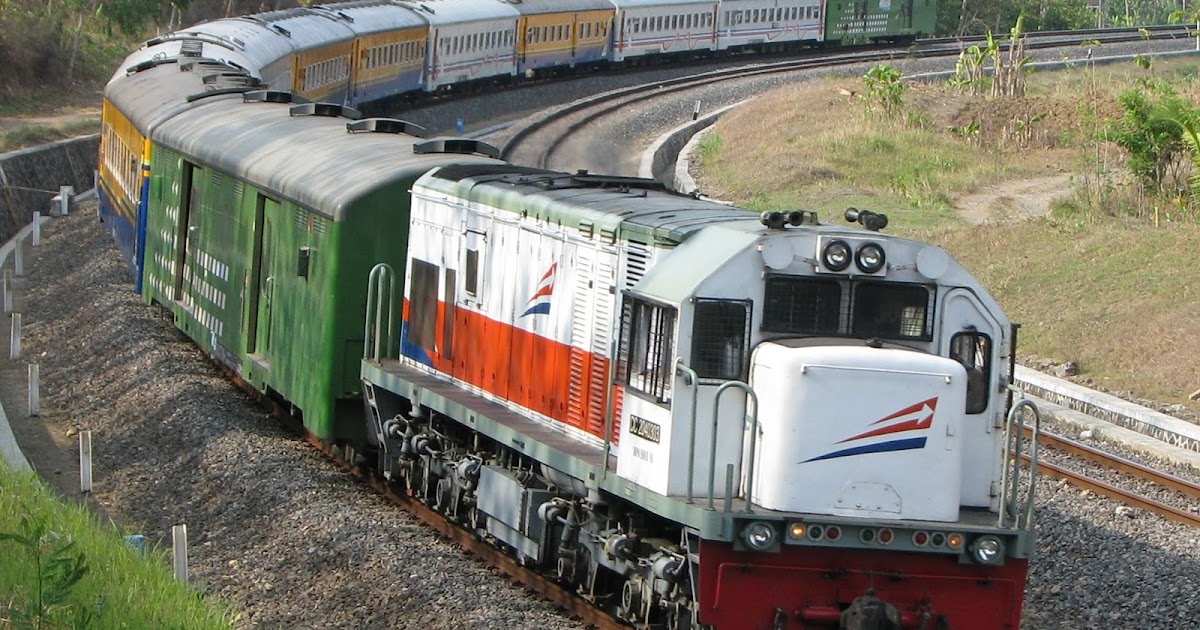 Kereta Api Indonesia: Lokomotif CC204 Menarik Rangkaian Panjang KA ...