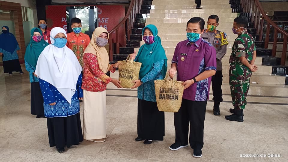Gandeng Seluruh Lapisan Masyarakat, TP-PKK Bagikan 20 Ribu Masker ...