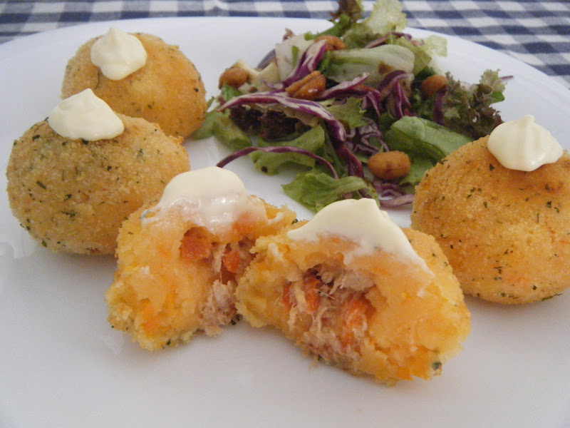 Tomillo, laurel y otras cosas de comer.: BOLAS DE PAPAS CON ATÚN