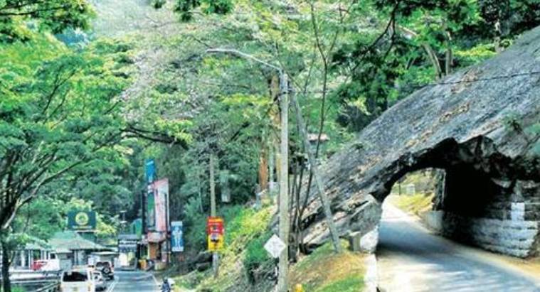 Kadugannawa entrance closed due to landslide threat