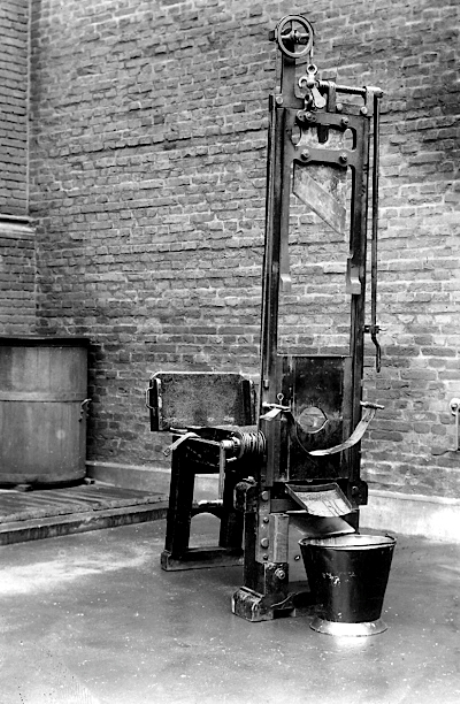 AMO DEL CASTILLO: FALLBEIL, LA GUILLOTINA ALEMANA