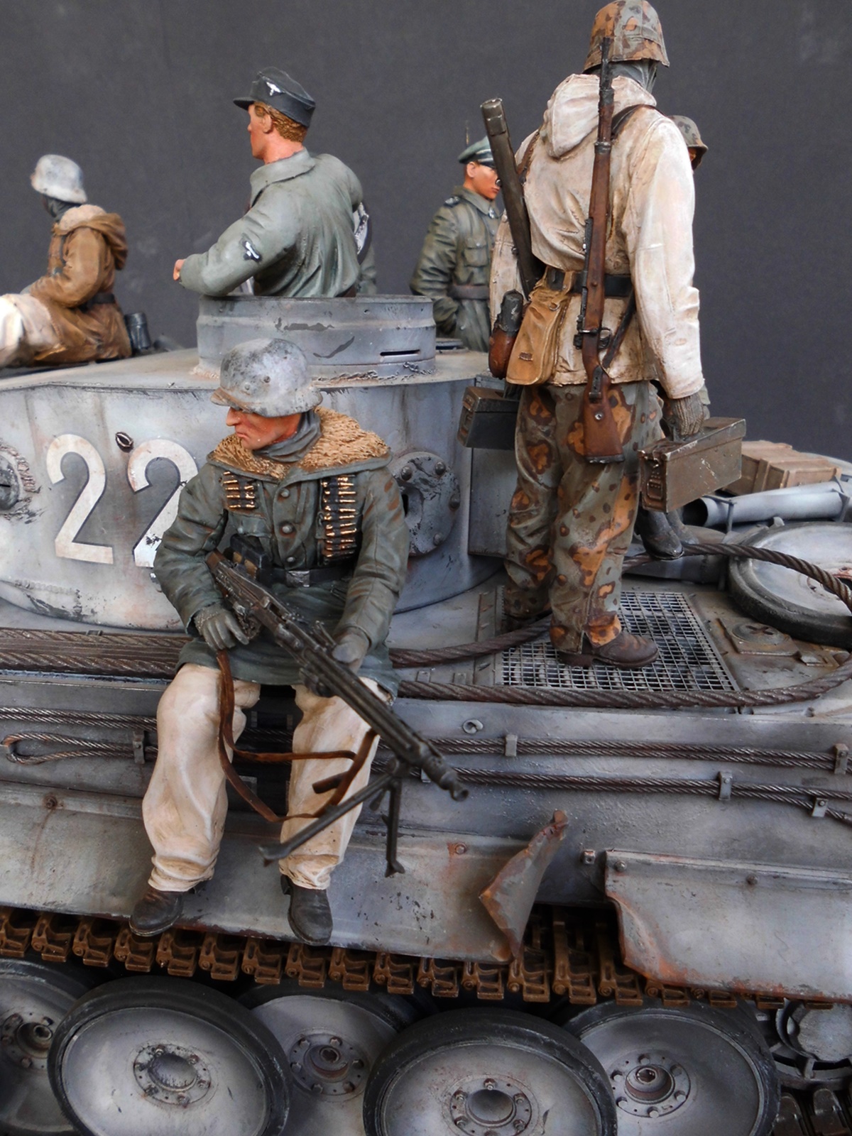 ah-dioramen: Tiger 1 Ausf. E. in 1:16 mit Panzerreitern, Ostfront 1943