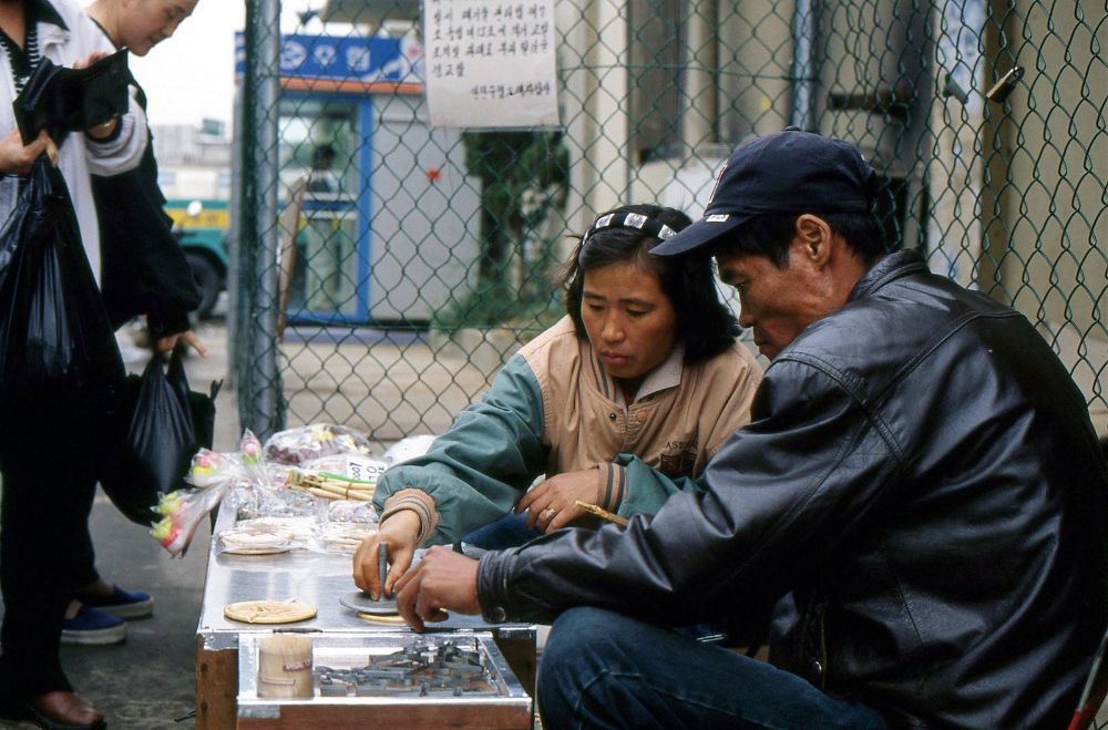 50 Candid Photographs That Capture Street Scenes of South Korea From ...