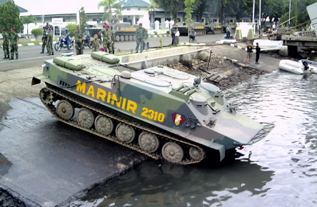 DEFENSE STUDIES: BTR-50PK, RanRatFib yang Didatangkan Menjelang Tahun 2000