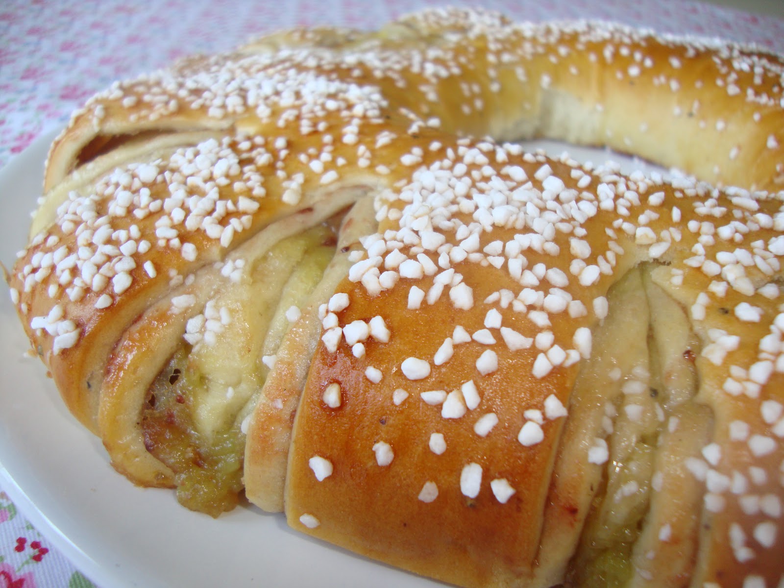 Frostrosor: Choklad- och hallonfylld vetekrans med Polly