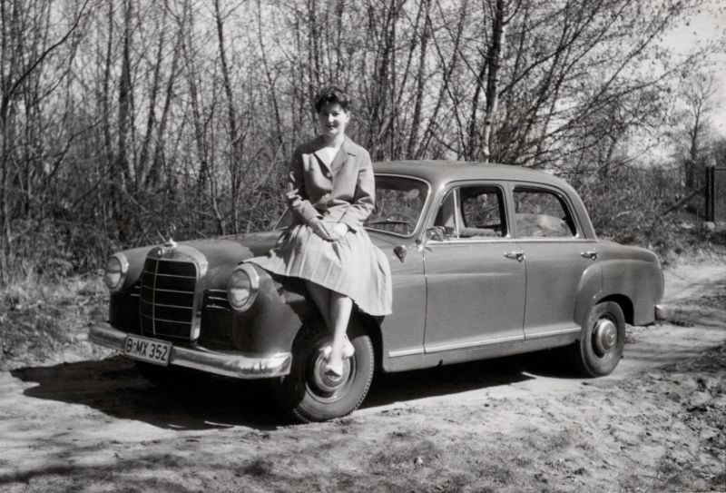 33 Vintage Photos of Women Posing With Their Mercedes-Benz Automobiles ...