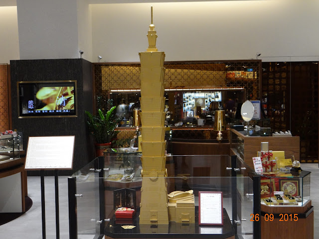 Rajeev's World: The Stacked Noodle Boxes Of Taipei 101...