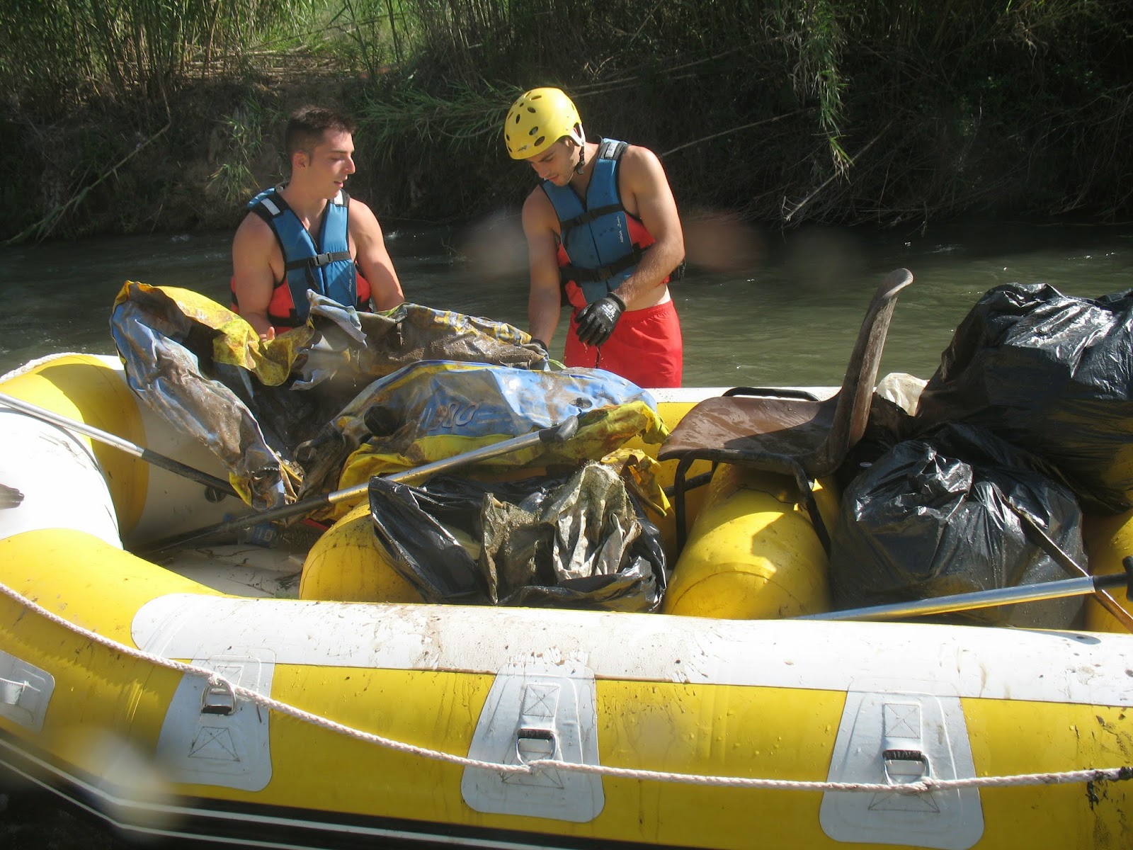 manises naturaleza: Recogida de basuras flotantes en el Río Turia