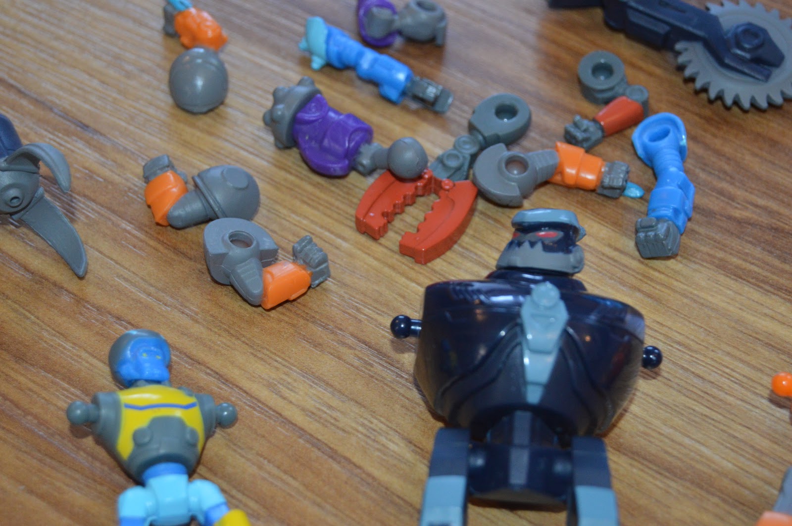 Playdays and Runways: Review | Robozuna Figures