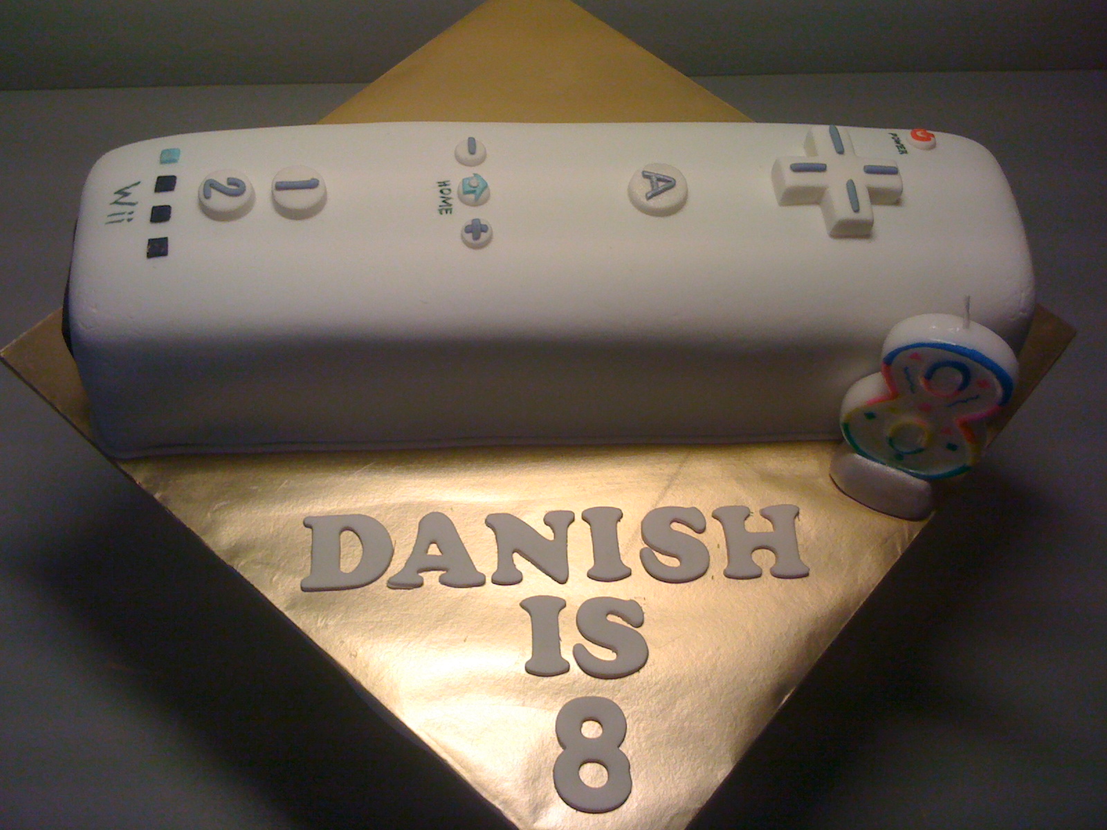 CAKE CUPBOARD: Wii Remote Control cake - 3D
