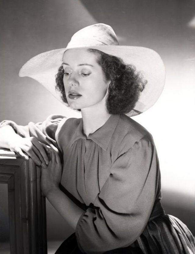 The "Bride of Frankenstein": 40 Glamorous Photo of Elsa Lanchester in ...